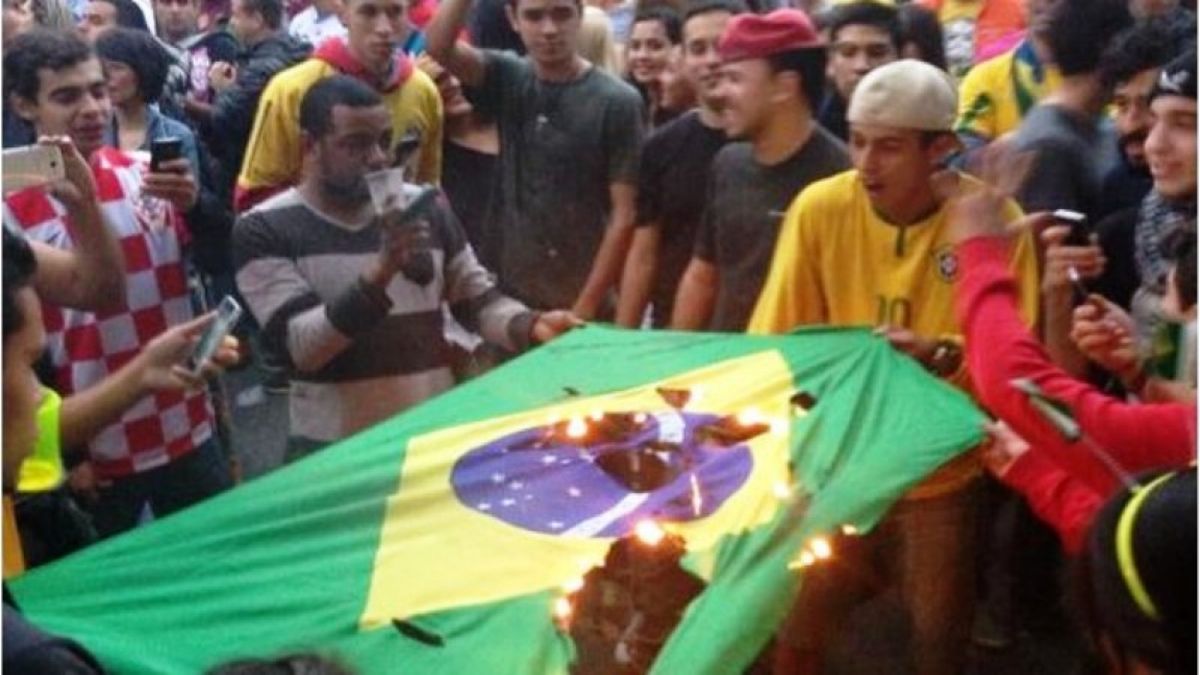 Brasileros queman la bandera y se fueron del estadio