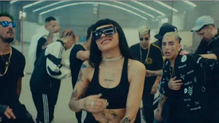 Cazzu lo hizo de nuevo: es la voz femenina de Tumbando el club y la rompe en Youtube