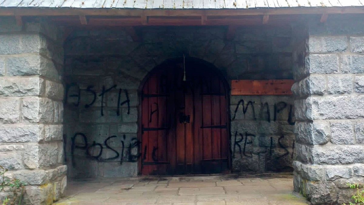 Mapuches Pintaron Y Prendieron Fuego Una Capilla En Villa La Angostura