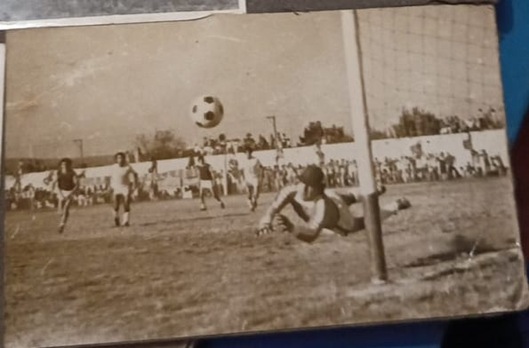 La curiosa historia de los Coronel: tres generaciones defendiendo arcos ...
