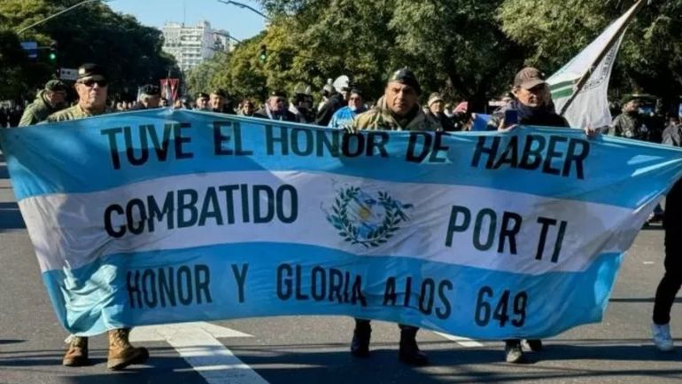 Javier Milei cerró el acto por el 9 de Julio arriba de un tanque de guerra