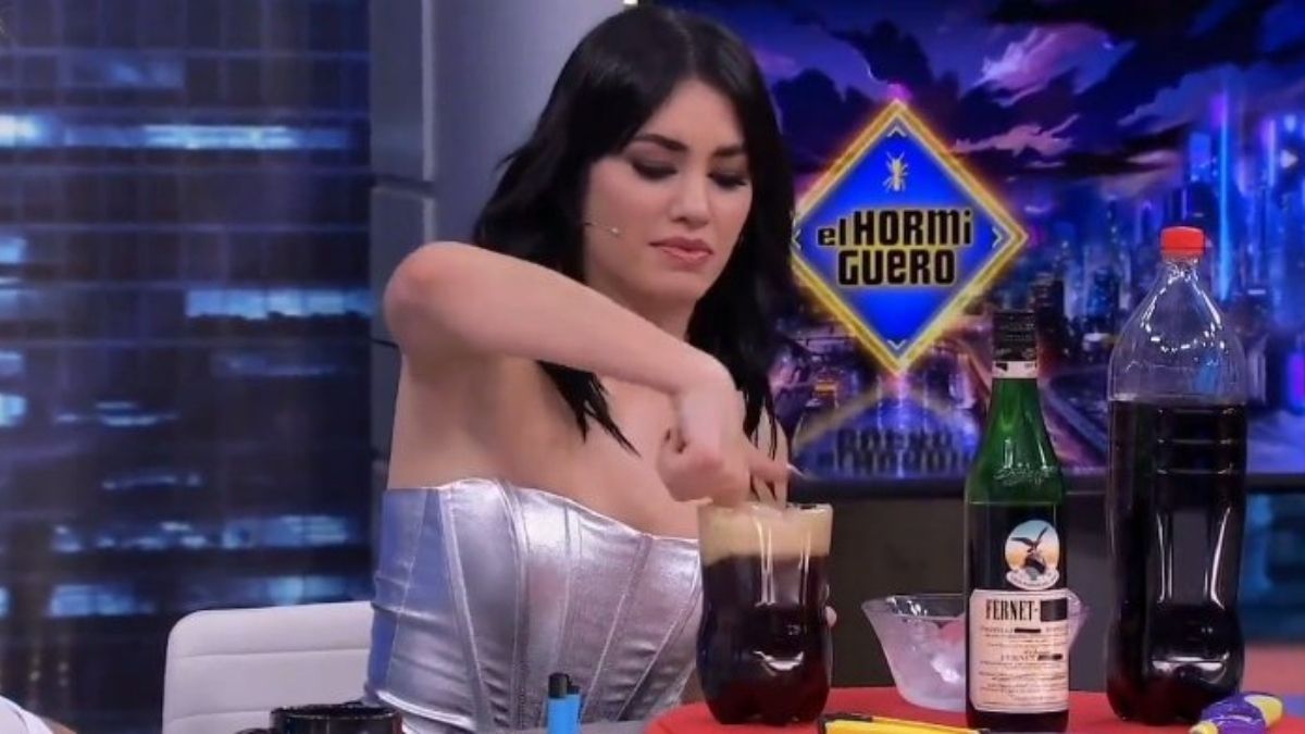 Lali Espósito cortó una botella y armó un fernet en vivo