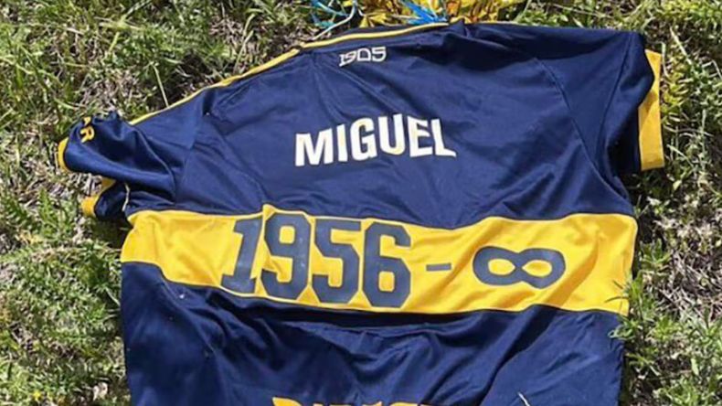 La camiseta que Boca Juniors lanzó al cielo en homenaje a Miguel Russo ...