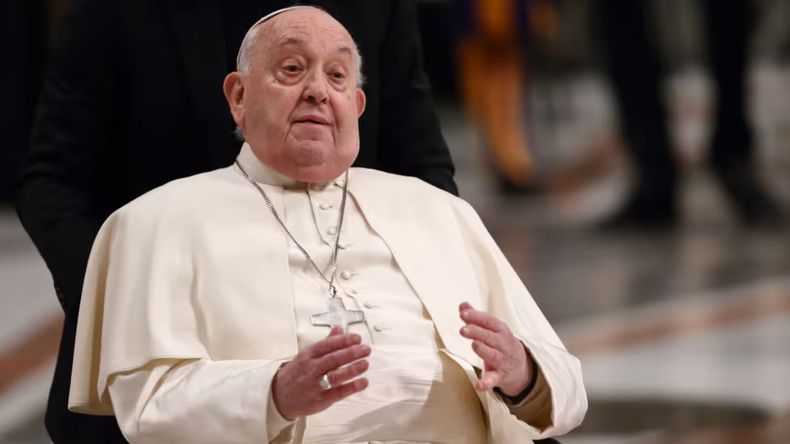 El Papa Francisco pasó una noche tranquila pero su estado sigue complejo