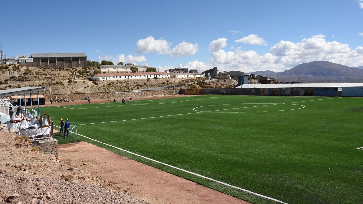 Fútbol a 4 mil metros de altura: inauguraron una cancha de césped ...