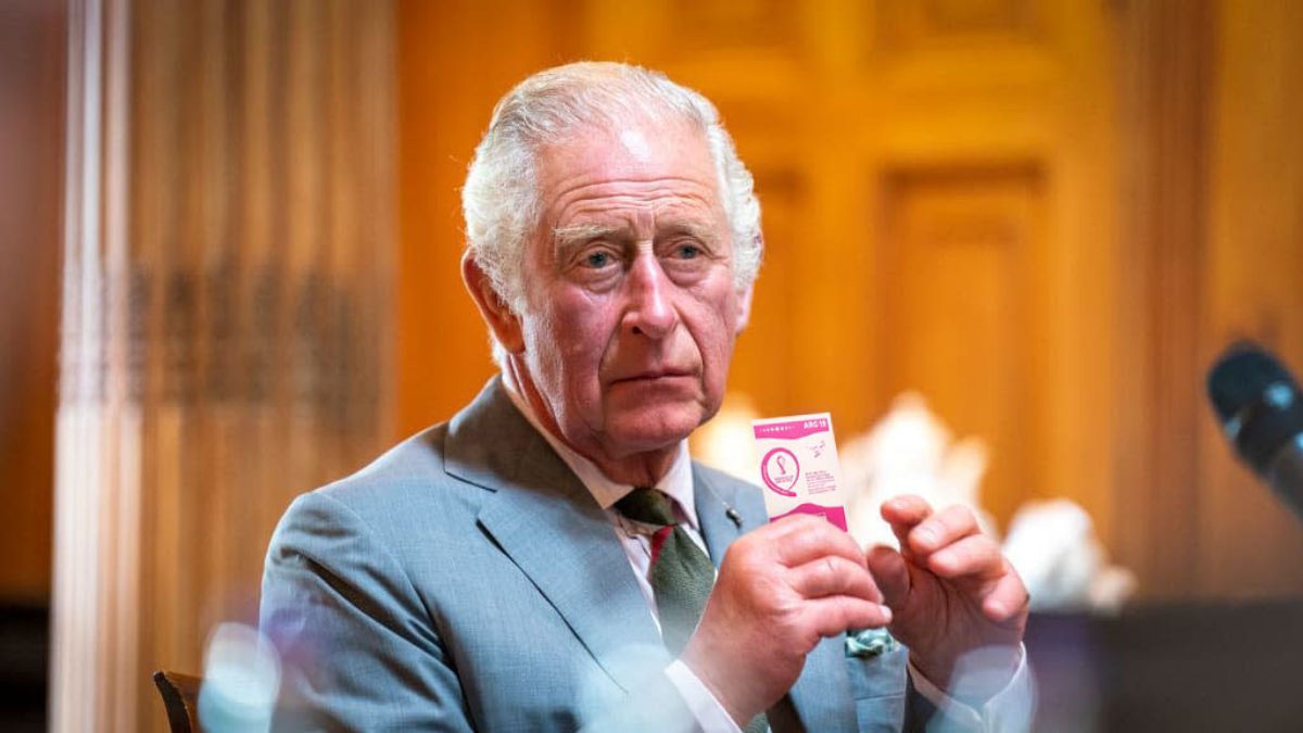 ¿Por qué el Rey Carlos III tiene hinchados los dedos?