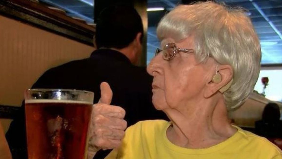 Tiene 102 años y toma cerveza para alargar su vida