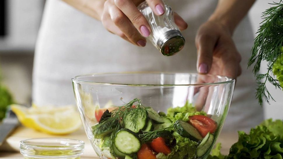 Ponerle sal a las comidas ya cocidas resta años de vida