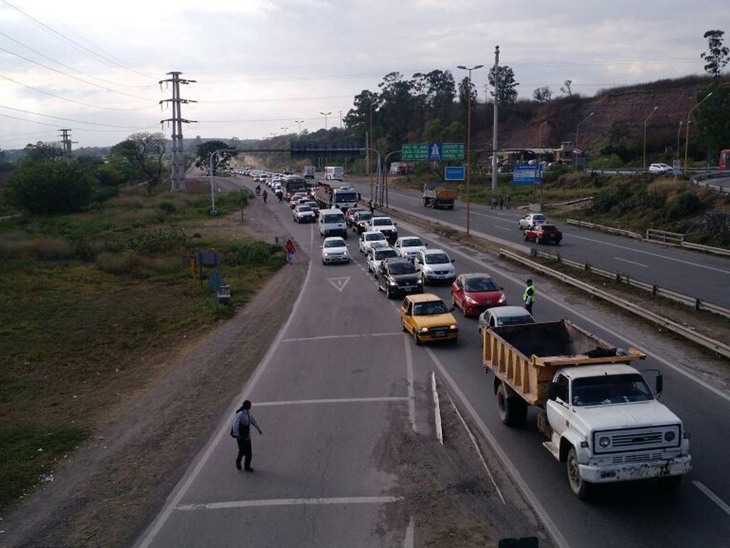 Un camión chocó y se fugó