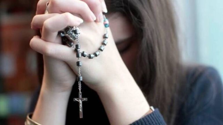 Cómo rezar correctamente el rosario: guía del paso a paso