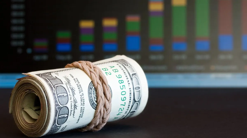 El dólar volvió a subir: el oficial cerró a $1295 y el blue trepó a $1340