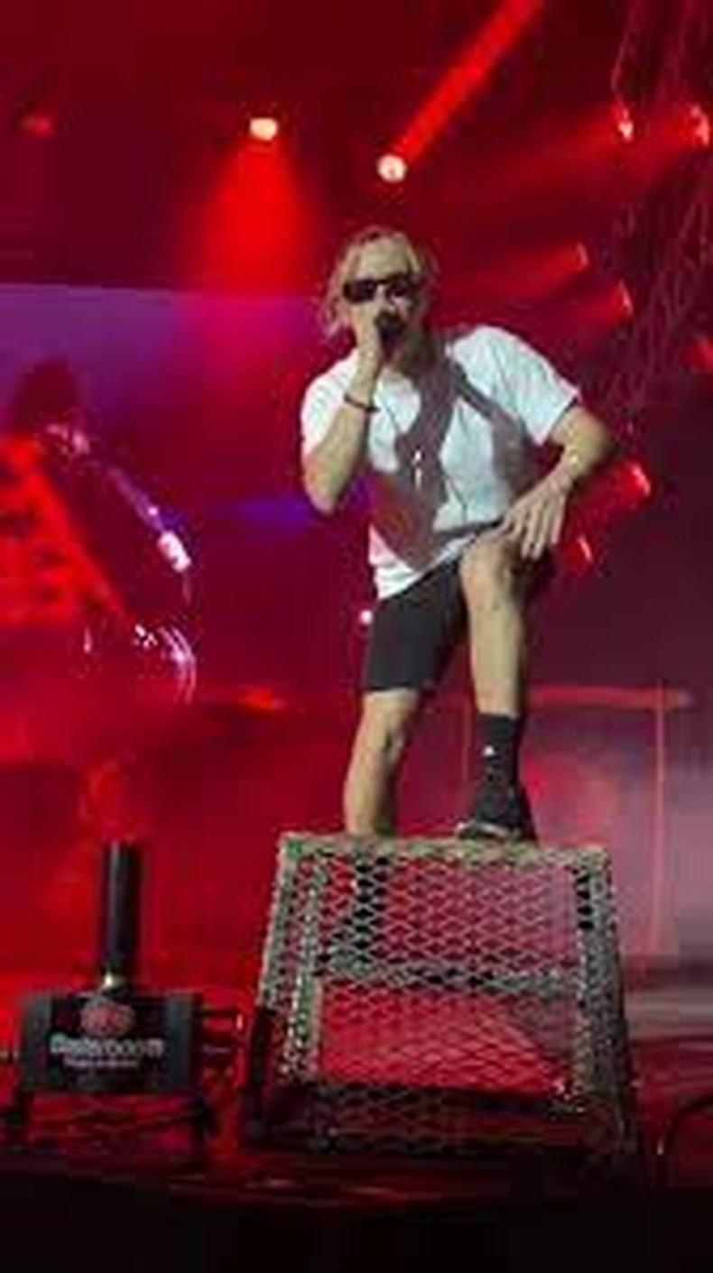 Un beso inesperado en el show de Airbag desató una polémica sentimental ...