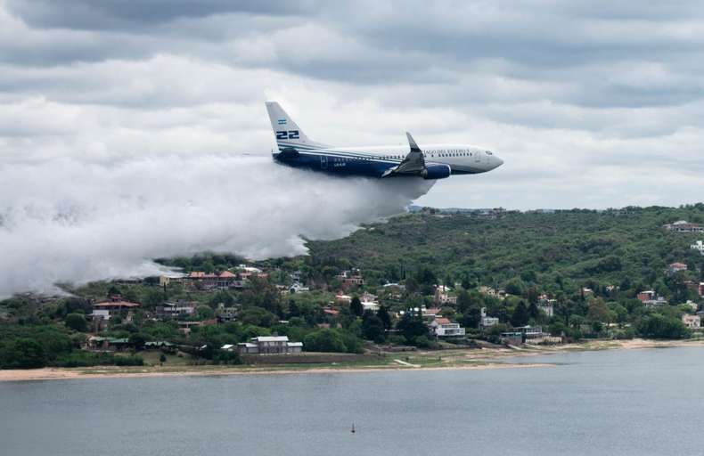 Susto en el dique San Roque: un avión bombero realizó una maniobra que ...