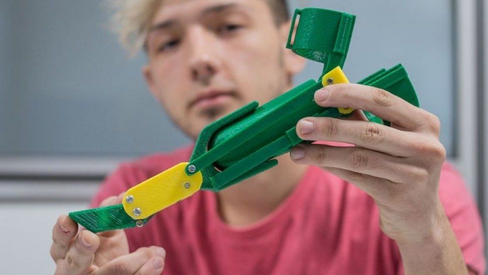 Tiene 20 años y regala prótesis para perros que fabrica con su impresora 3D