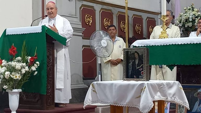 Veneración de las reliquias de Santa Mama Antula en la Iglesia Catedral