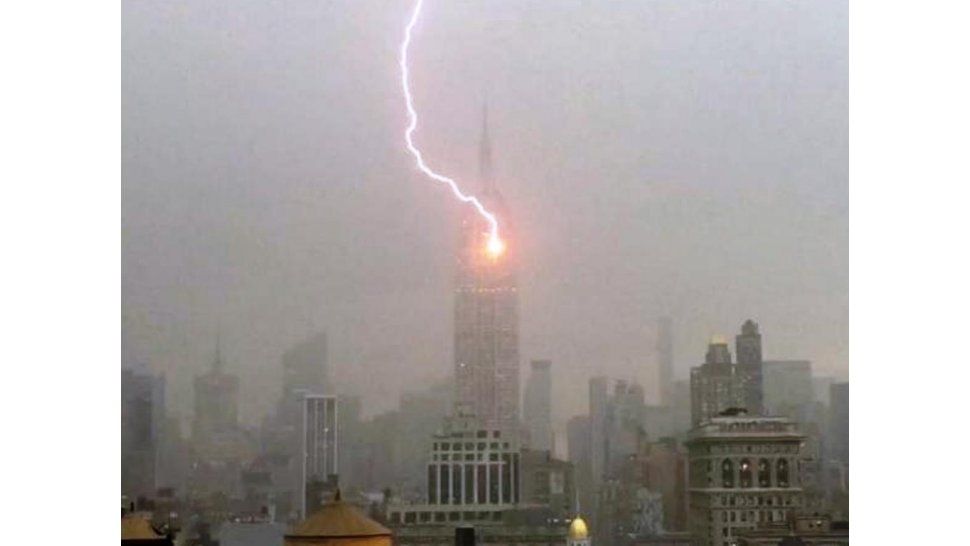 Así fue cómo impactó un rayo en el Empire State
