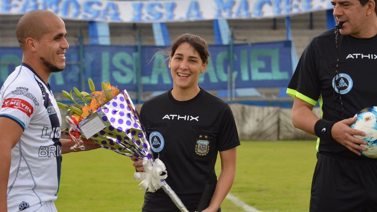 Fecha con perfume de mujer: Daiana Milone debutó como árbitro asistente