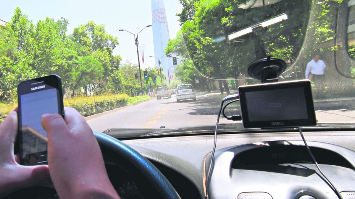 Contestar mensajes de móvil al volante es más peligroso que conducir ...