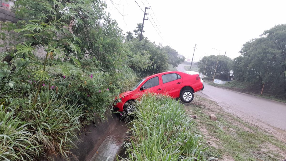 Barrio Cerro Las Rosas: un auto cayó a un canal