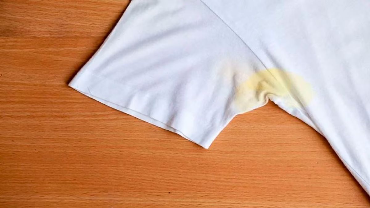 Manchas amarillas en la ropa blanca: el mejor truco para quitarlas