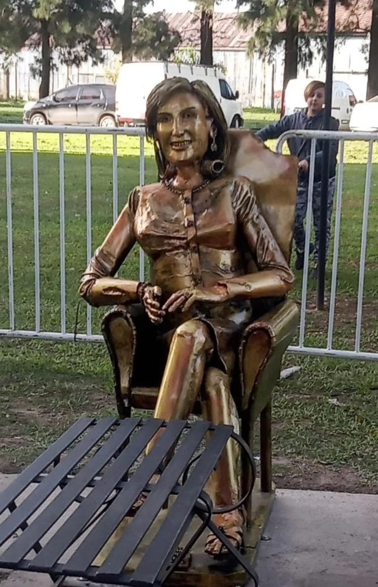 Le hicieron una estatua a Mirtha Legrand en Villa Cañas