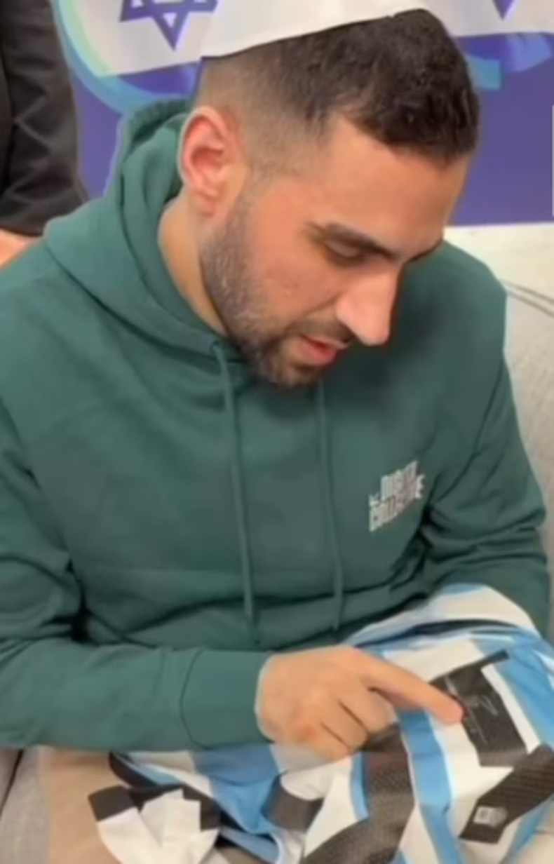 Lionel Messi envió camisetas de la Selección Argentina a dos de los ...