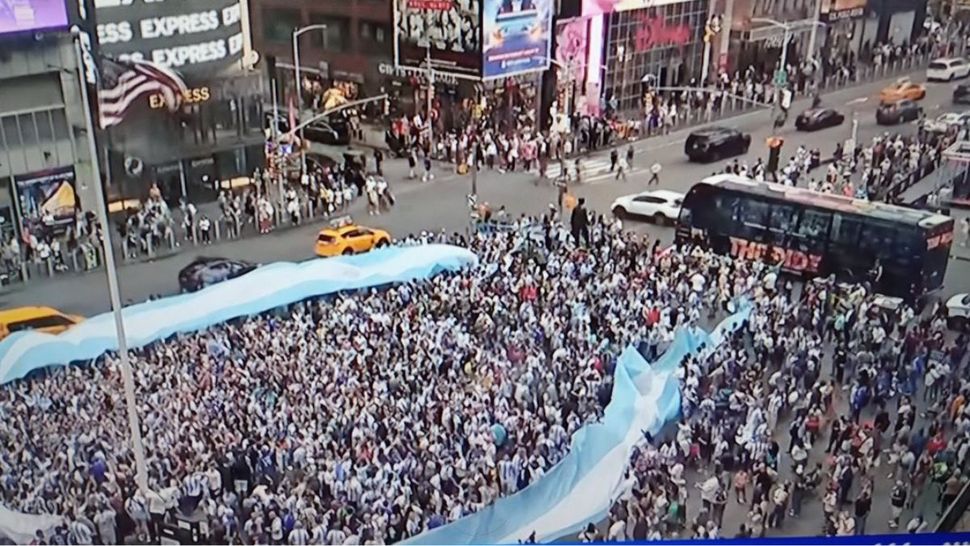 Impresionante banderazo argentino en Time Square