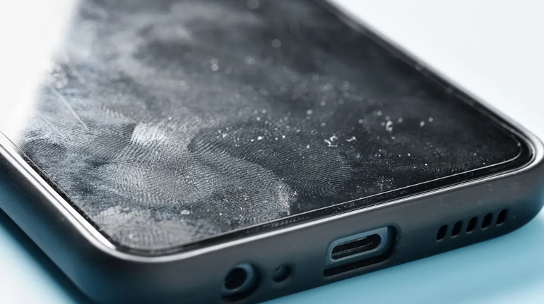 El riesgo de usar el celular en el baño: Es cómo no lavarse las manos