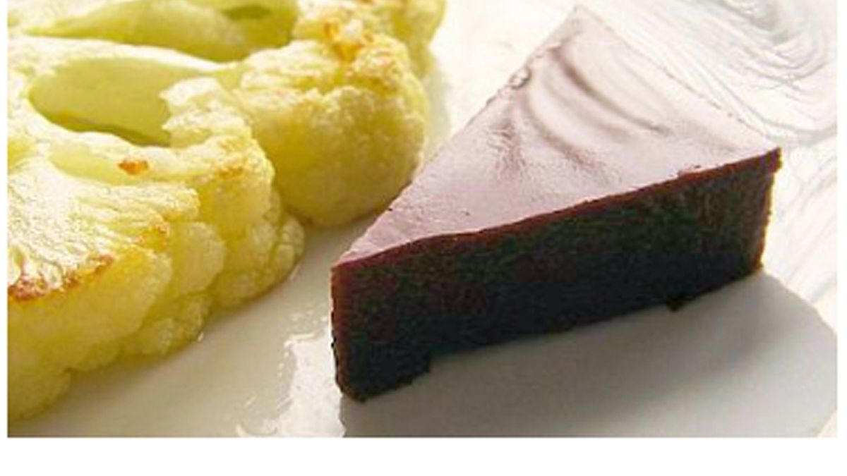 Coliflor horneada y gelatina tibia de chocolate