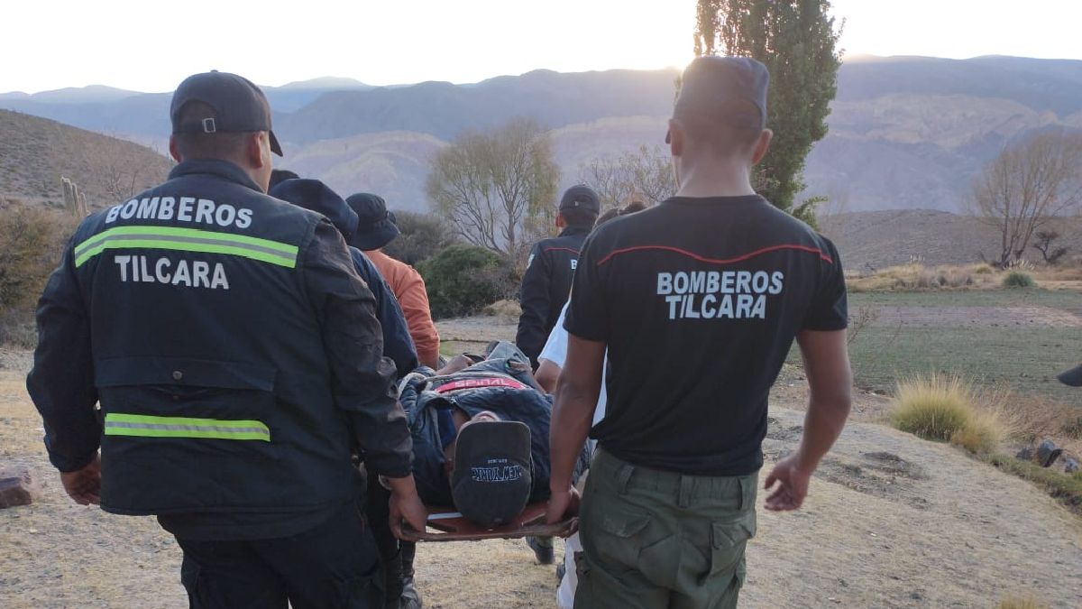 Angosto El Perchel: rescatan a un hombre que se desbarrancó