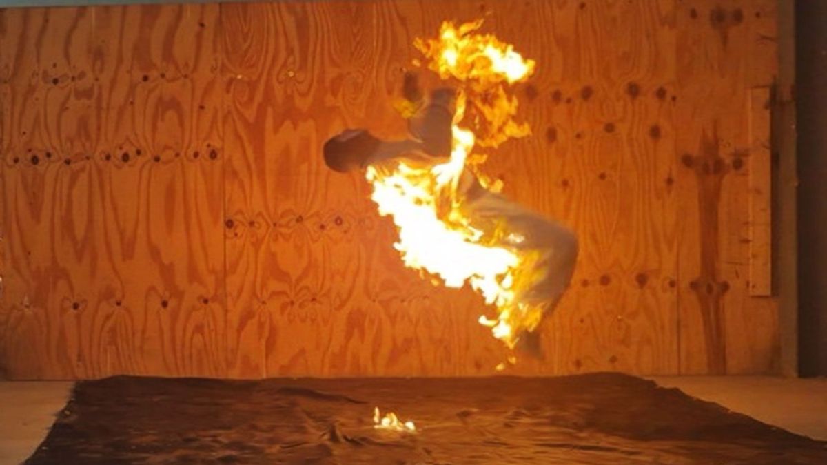 Hizo 7 saltos mortales envuelto en llamas y batió un récord Guinness ...