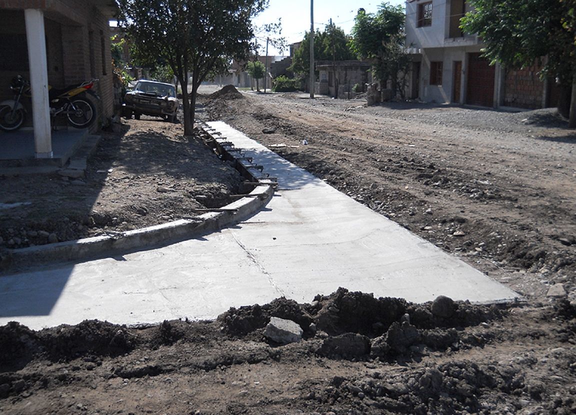 Delegación de Alto Comedero nivela y construye cordón cuneta en dos ...