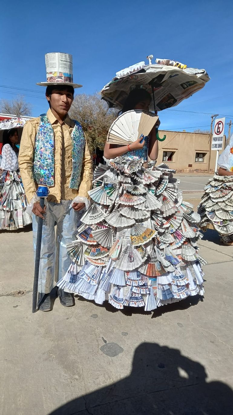 Abra Pampa: realizaron trajes coloniales con papel reciclado
