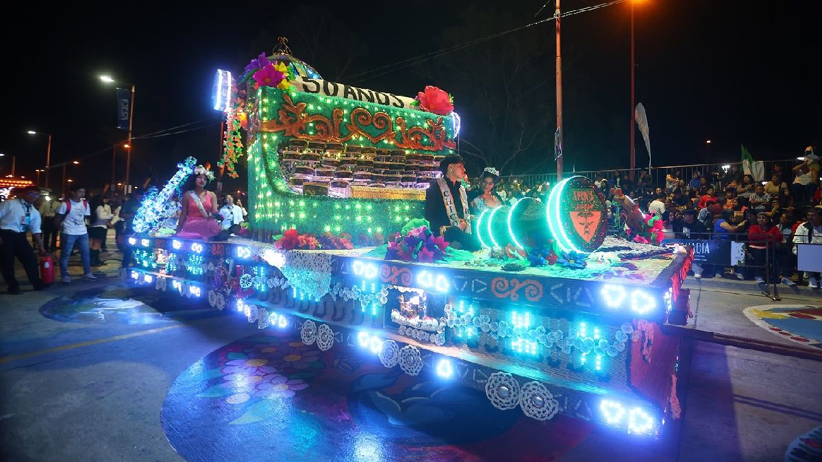 FNE 2025: lo mejor del primer desfile de carrozas del grupo A