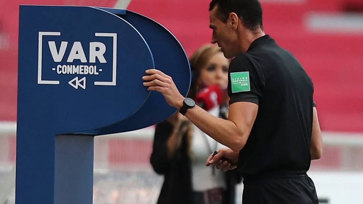¿Qué es el FVS, el sistema que la FIFA quiere instalar en lugar del VAR?